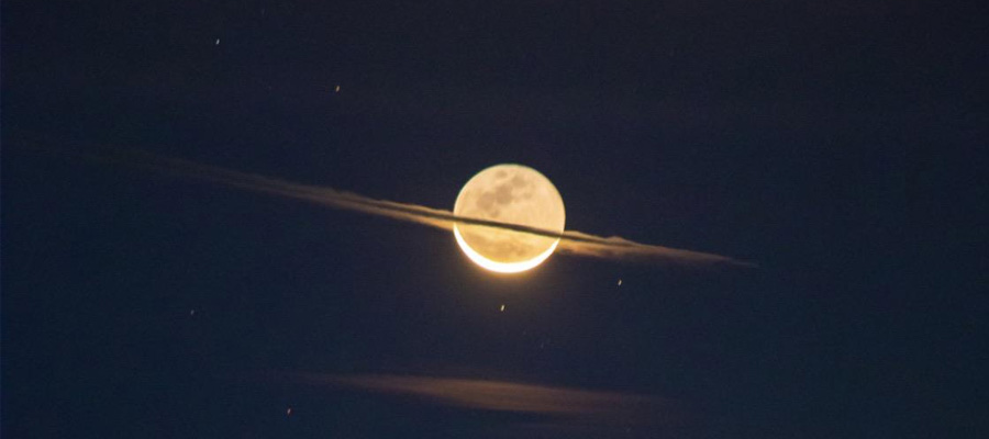 Photographer Captures Once-in-a-lifetime Moon That Looks Like Saturn ...